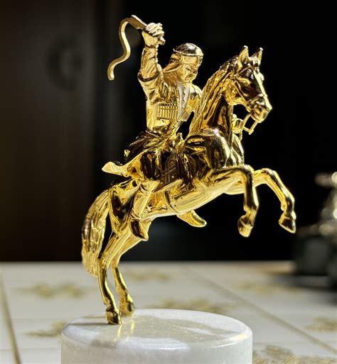 ჭადრაკის ფიგურა მხედარი ჭადრაკიდან ქართული ცეკვა სახელობითი წარწერით და ნონა