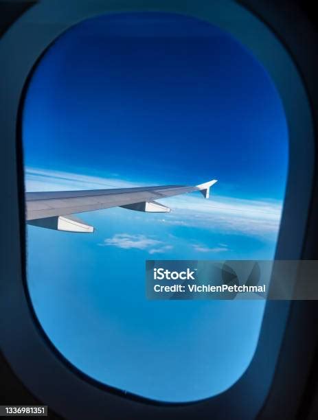 구름 위의 비행기 창에서 보기비행기의 엔진 옆에 앉아 있을 때 휴일에 하늘의 아름다움을 볼 수 있습니다 Aviation And Environment Summit에 대한 스톡