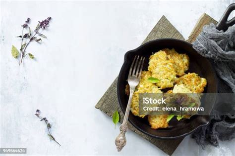 회색 돌 또는 슬레이트의 배경에 채식 야채 튀김 튀김 채식 Cutlets 또는 팬케이크입니다 식이 영양의 개념입니다 공간 최고의 복사 평면 위치 배경 보기 0명에 대한 스톡