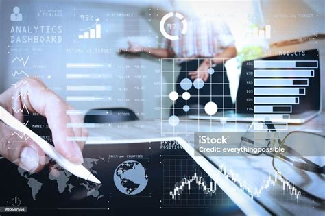 두 동료 웹 디자이너 논의 데이터와 빈 화면 디지털 태블릿 및 나무 책상에 스마트 전화와 컴퓨터 노트북 컨셉으로 공연에 대한 스톡 사진 및 기타 이미지 Istock