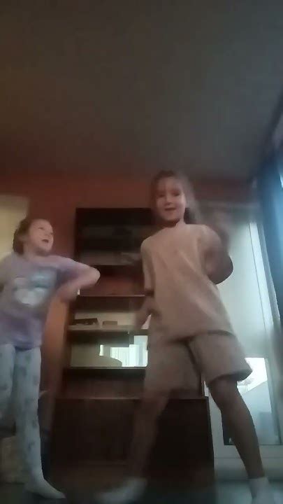 Эта девочка в шортах которая с карими волосами кто то которая была рядом она малышка Youtube