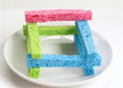 Elle Découpe Des Morceaux Déponge Et Les Empile Dans Une Assiette Ce Quelle Fait Ensuite Est