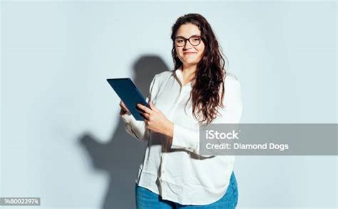 플러스 사이즈 여성 모델 스튜디오에서 포즈를 취하고 재미있게 놀고 있습니다 갈색 머리에 대한 스톡 사진 및 기타 이미지 갈색 머리 과체중 광고 Istock