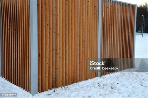 화학 화장실을 배치하기위한 폐쇄 케이지 보기 흉한 플라스틱 상자는 평평한 지붕과 벽에 나무 칸막이가있는 금속 집 안에 있습니다