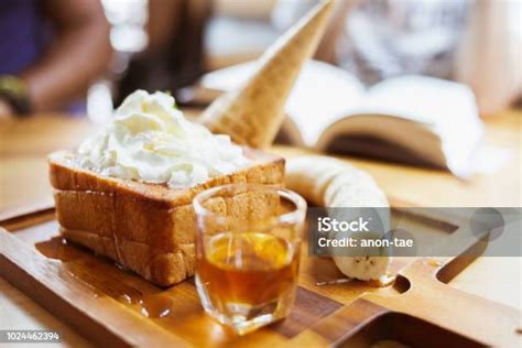 꿀 빵 카라멜 시럽과 신선한 크림을 아이스크림 그리고 바나나 슬라이스 빵 접시에 건강한 생활방식에 대한 스톡 사진 및 기타 이미지 건강한 생활방식 꿀 냉동식품