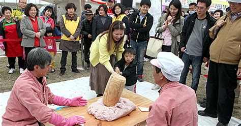 논산딸기축제 첫날부터 10만 인파 몰려