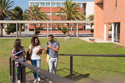 学校校园里的学生高清图片下载 正版图片 摄图网