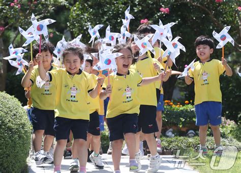 광복절 태극기 바람개비 날리며 함박웃음 뉴스1