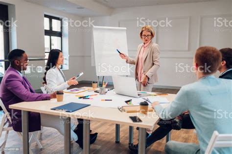 사무실에서 회의 중 프레젠테이션을 들고 있는 고위 사업가 20 24세에 대한 스톡 사진 및 기타 이미지 20 24세 25