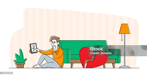 이혼 또는 별거 개념 빨간 깨진 마음과 울음의 조각으로 바닥에 앉아 우울한 가슴 아픈 남자 캐릭터 사랑과 사랑의 관계의 끝 외로움 선형 벡터 일러스트레이션 고독 부정적인