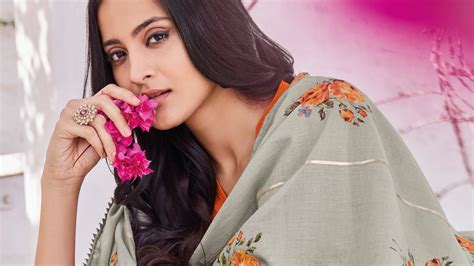 Download Wallpaper Girl Eyes Smile Beautiful Model Pretty Lips