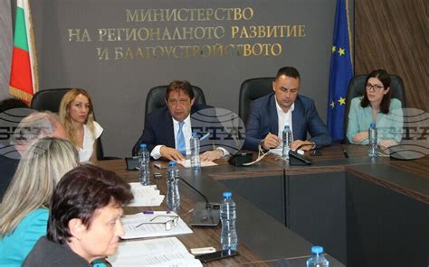 Министърът на регионалното развитие проверява забавени плащания към фирма ремонтирала пътища в