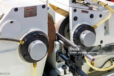작업장에서 산업용 제조를 위한 고정밀 고정 석재 휠 과 Cnc 자동 중앙무방 연삭 기 및 스틸 바 작업장의 움직이는 피드 휠 빻기에 대한 스톡 사진 및 기타 이미지 Istock