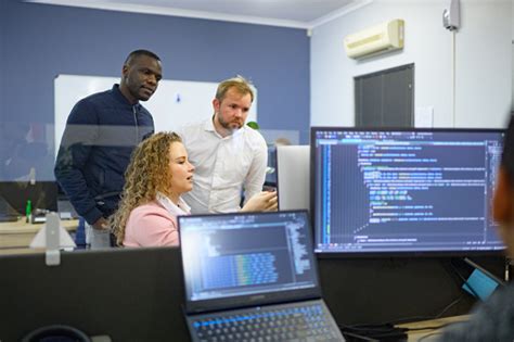 코드와 화면이 있는 사무실에서 동료들과 토론하는 다인종 컴퓨터 과학자 그룹 네트워크 보안에 대한 스톡 사진 및 기타 이미지 네트워크 보안 팀워크 일함 Istock