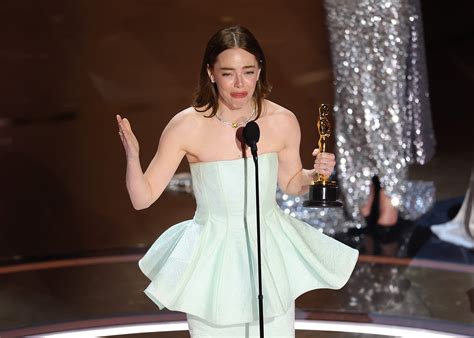 Emma Stone Ripped Her Dress Right Before Her Best Actress Speech At The 2024 Oscars Glamour
