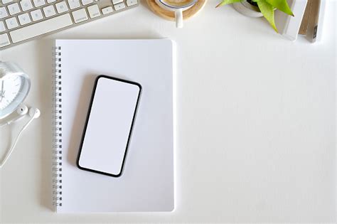 데스크톱 컴퓨터 참고도 서 스마트폰 및 복사 공간 배경으로 최소한의 스타일 커피와 함께 작업 영역 책상의 상위 뷰 크리에이 티브