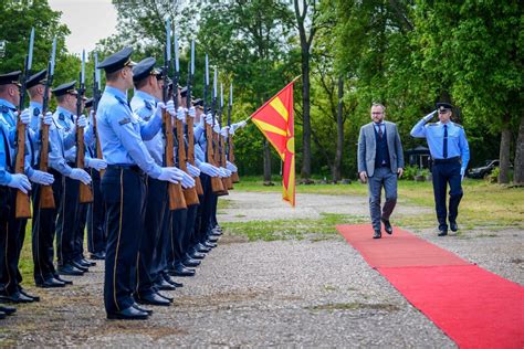 „ЕДЕН ВО ФАРМЕРКИ ДРУГ ВО РАБОТНИЧКО ОДЕЛО ТРЕТ СО ПАЛТО ОД ТАТКО МУ… Срамота“ Тошковски