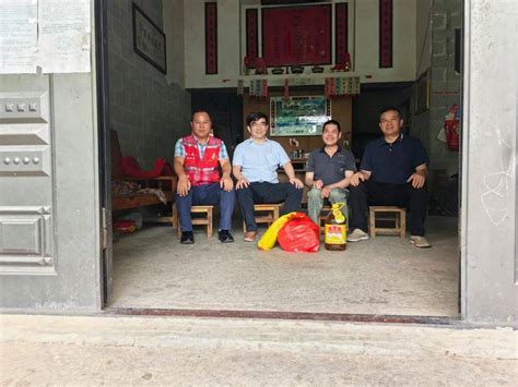 我院副院长何松青、总会计师丘雄江赴青龙村开展乡村振兴调研慰问活动群众服务工作