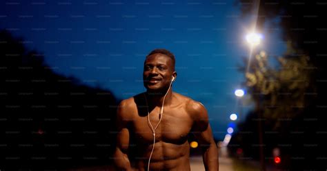 아프리카 계 미국인 피트니스 잘 생긴 남자 훈련 저녁에 조깅 사진 Unsplash의 미소 이미지