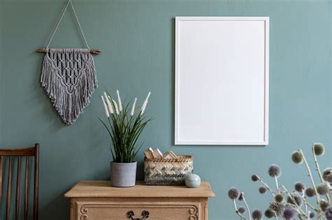 흰색 모형 프레임 나무 선반 복고풍 의자 회색 Macrame 식물 꽃 등나무 바구니와 우아한 액세서리와 거실 인테리어의 세련된 구성 디자인 홈 장식 템플릿 0명에 대한 스톡