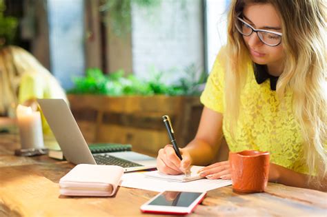 Netbook 귀여운 여자 성공적인 프리랜서 커피숍에 앉아있는 동안 랩톱 컴퓨터를 사용 하 여 작업 하는 젊은 여자 학생 금융에 대한 스톡 사진 및 기타 이미지 Istock