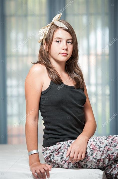 Leona Acostada De Adolescentes