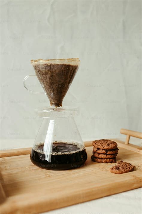 쿠키와 커피 한 잔을 얹은 나무 쟁반 사진 Unsplash의 정의의 저울 이미지