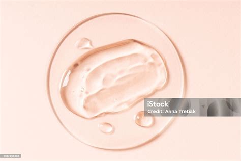 화장품의 방울과 얼룩 갈색 배경에 거품이 있는 액체 투명 젤 방울 보습제에 대한 스톡 사진 및 기타 이미지 보습제 투명한 화장품 Istock