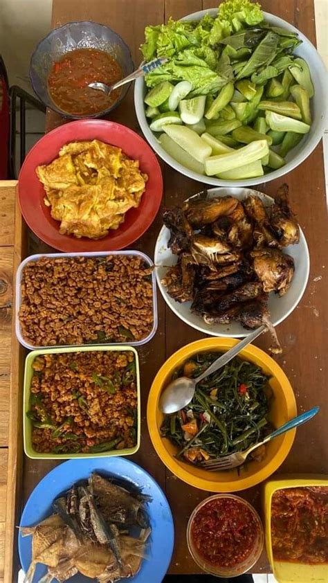 Delicious Indonesian Food Makanan Prasmanan Makan Bareng Keluarga Foto Masakan Rumahan