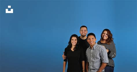 Foto Foto Keluarga Dengan Latar Belakang Biru Gambar Biru Gratis Di Unsplash