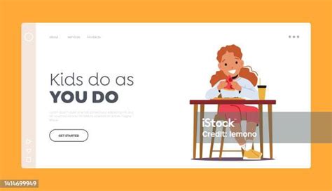 피자 랜딩 페이지 템플릿을 먹는 어린 소녀 아이는 테이블에 앉아있는 패스트 푸드를 먹습니다 식사를 즐기는 웃는 여성 어린이 가정 생활에 대한 스톡 벡터 아트 및 기타 이미지