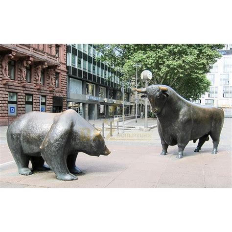 Garden Decorative Cast Bronze Bull Vs Bear Sculpture