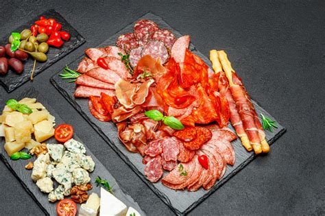 다양 한 종류의 치즈와 살라미 쵸 릿 죠 소시지 찬 고기 치즈 플레이트 건조한에 대한 스톡 사진 및 기타 이미지 건조한 고기 고추류 Istock