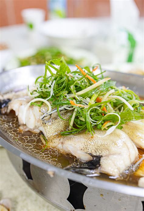 榮生魚片海產店｜基隆仁愛區成功市場美食食記｜二訪，清蒸鮮魚味道鮮美，味噌魚骨湯頭鮮甜，綜合生魚片隨意價格切cp值很高，在地人氣好吃平價海產店推薦 卡爾茗 Clm