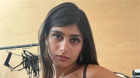 Mia Khalifa Posó Con Un Infernal Corset Rojo Y Conquistó A Sus Fans En