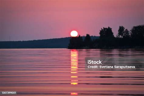 호수의 잔잔한 수면 위로 다채로운 일출 여름 풍경 아르가진스코에 저수지 체랴빈스크 러시아 0명에 대한 스톡 사진 및 기타 이미지 Istock