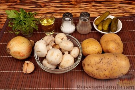 Рецепт Жареная картошка с грибами и маринованными огурцами на
