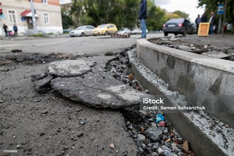 장애인을위한 경사로 및 보도 수리 도로의 개조 새로운 아스팔트 포장 아스팔트 도로 수리 아스팔트 도로의 수리의 세부 사항 0명에 대한 스톡 사진 및 기타 이미지 Istock