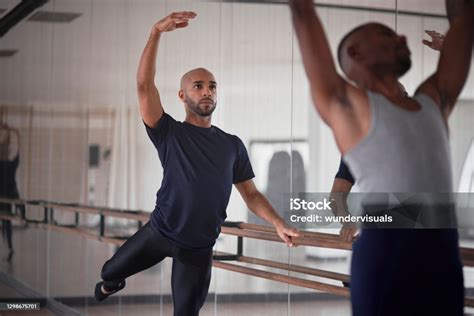 댄스 스튜디오에서 바레에서 발레를 연습하는 두 명의 남성 댄서 발레에 대한 스톡 사진 및 기타 이미지 발레 남자 Rehearsal Istock
