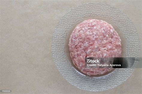 유리 접시에 다진 고기 갈색 배경입니다 공간을 복사합니다 조리되지 않은 다진 것 원시 고기 다진 성분 0명에 대한 스톡 사진 및 기타 이미지 Istock