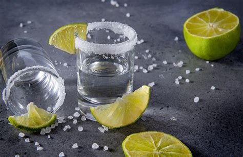 회색 배경에 라임 슬라이스와 소금실버 데킬라 2 잔 강한 알코올 음료 과일에 대한 스톡 사진 및 기타 이미지 과일 노랑 라임 Istock