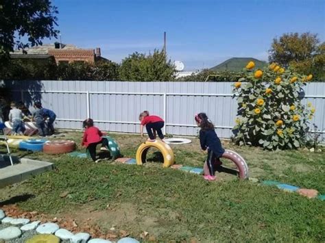 საბავშვო ბაღის ეზო რომელიც მშობლებმა და ბაღის თანამშრომლებმა საკუთარი ხელით მოაწყვეს
