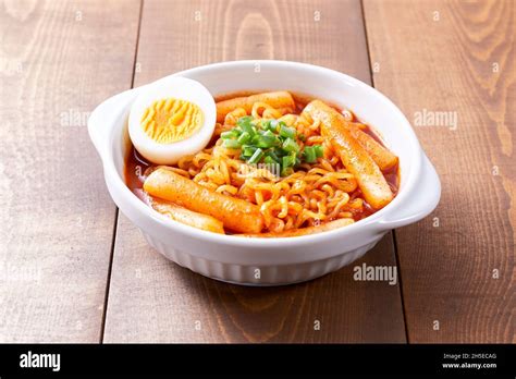 Tteokbokki topokki hi-res stock photography and images - Alamy