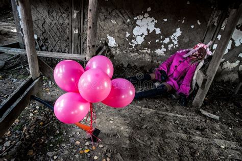 Globos En El Fondo De Una Muchacha Muerta Imagen De Archivo Imagen De Asesino Manojo