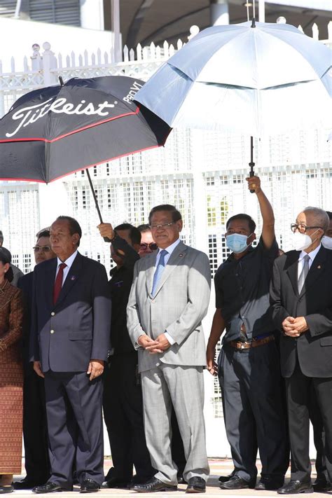 ព្រះមហាក្សត្រ និង សម្តេច ម៉ែ បាន យាង ចាក ចេញ ពី រាជ ធា នី ភ្នំ ពេញ ហើយ ដើម្បី ពិនិត្យ ព្រះ រាជ