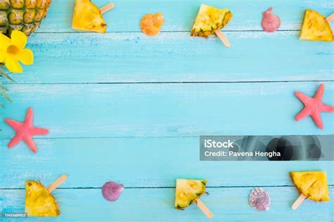 프레임은 파인애플 아이스 캔디 스틱 불가사리와 나무 판자 블루 색상에 포탄으로 만든 개념에 대한 스톡 사진 및 기타 이미지 개념 과일 껍데기 Istock