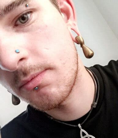 The Ultimate Guide To Vertical Labret Piercing