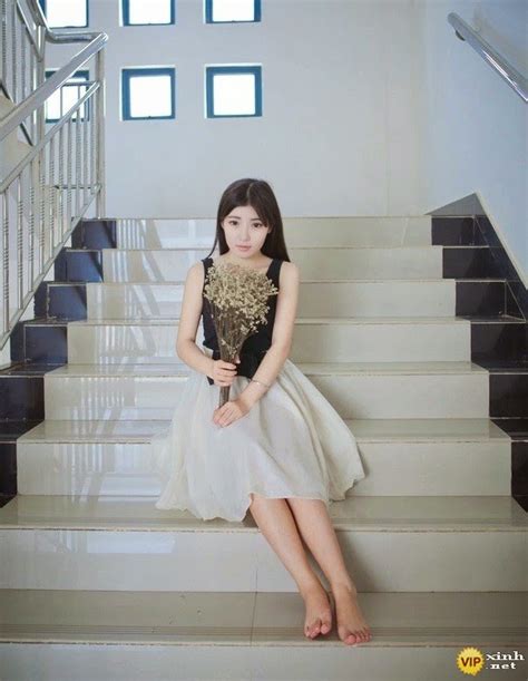 Vip xinh Em gái xinh đẹp ngủ mê bên khung cửa cùng bó hoa