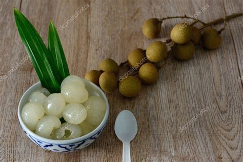 Longan en almíbar y hoja de pandan sobre fondo de madera Postre tailandés tradicional 2023