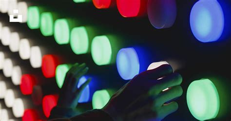 다양한 색상의 Led 조명을 들고 있는 사람들 사진 Unsplash의 무료 옴시 이미지